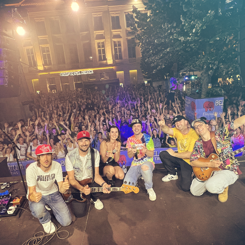 Hammertime - The ultimate 90's dance live coverband!